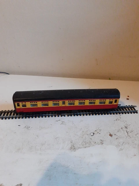 TRIANG R29/221 COACH red and cream Livery. 00 Guage £3.49 - PicClick UK