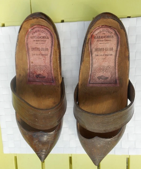 PAIRE DE GALOCHE en bois sculptée et lanière cuir Il mesure 28.5 cm de ...