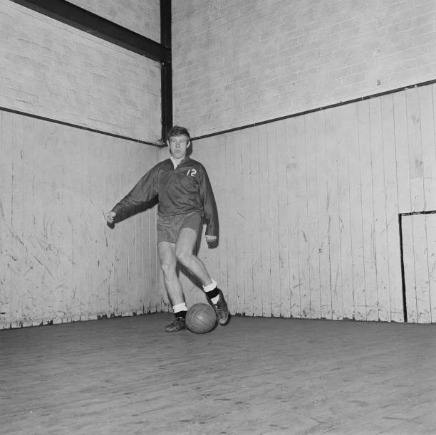 BRITISH SOCCER PLAYER Alan Hinton of Derby County FC training indo- Old ...