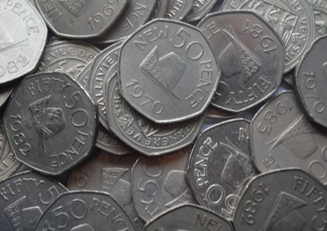 GUERNSEY DUCAL HAT Cap Duke of Normandy 50p 1969-1984 Choice of Date £6 ...