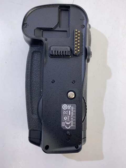 NIKON MB-D10 BATTERY Grip for D700 D300 Functional w/ Wear Excellent ...