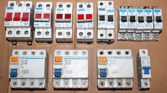 LOT DE TRAVAUX d'occasion Proteus + disjoncteurs/interrupteur principal Chint MCB avec NL1-63 ...