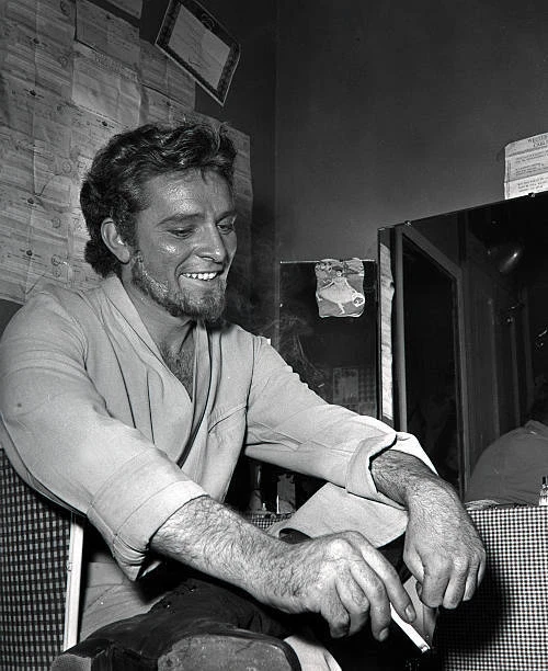 SHAKESPEAREAN ACTOR RICHARD Burton 1950s Old Photo EUR 6,49 - PicClick FR