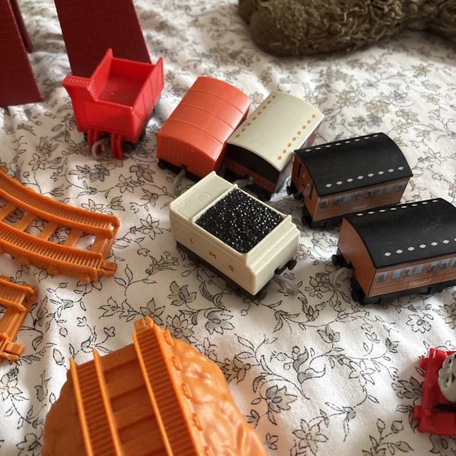 THOMAS AND FRIENDS Busy Quarry Set + 1 extra battery operated train ...