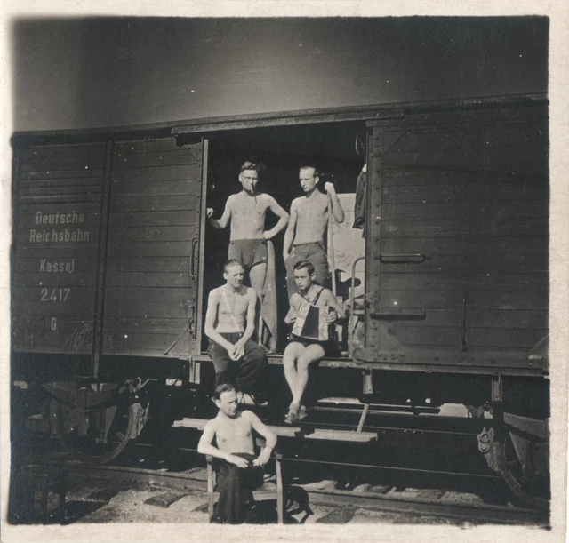 FOTO WK2 SOLDATEN im Wagon - Musik, Freizeit, 6. Armee? Charkow WW2 ...