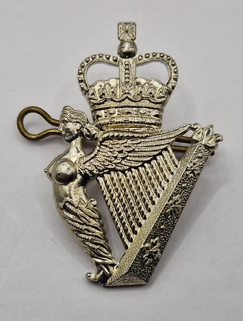 POST WW2 BRITISH Army The Royal Irish Regiment Harp Cap Badge Queens ...