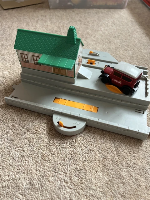 TOMY TRACKMASTER THOMAS The Tank Engine Road And Rail Caroline Station ...