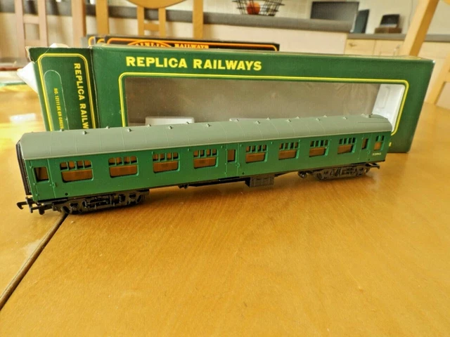 REPLICA RAILWAYS OO gauge model railway BR SK carriage BR green £22.86 ...