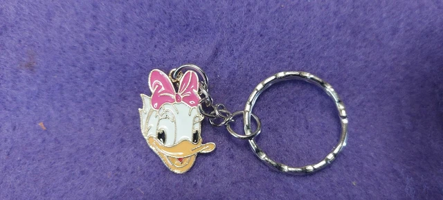 DISNEYS DAISY Duck Enamal Badge On Key Chain @@@ £1.50 - PicClick UK