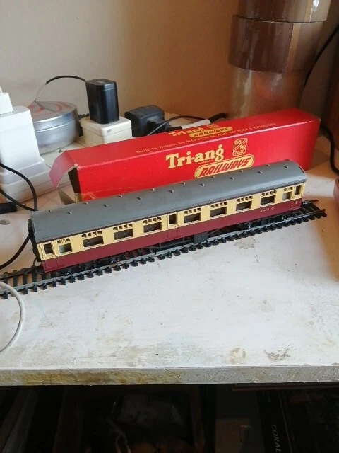 TRIANG 00 GAUGE R.29/221 BR Mk1 Blood & Custard Coach 24010 Boxed ...