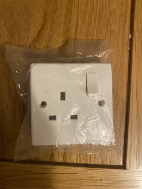 M2 DOUBLE POLE Switched Single Socket 13A £2.44 - PicClick UK