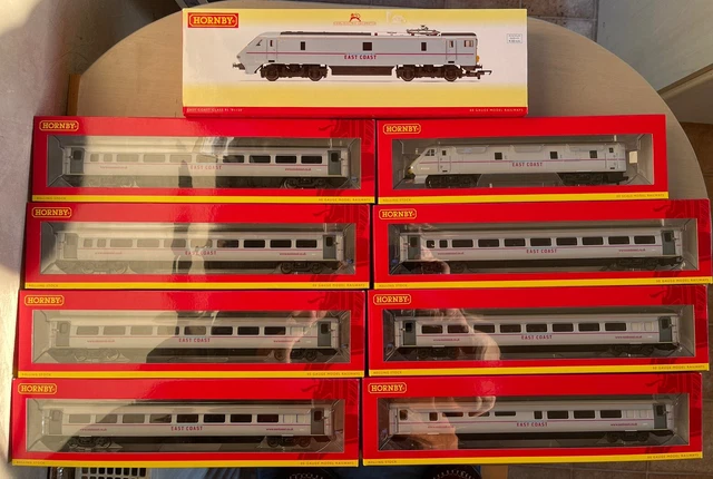 HORNBY OO GAUGE East Coast Class 91 with 7 Mk4 Coaches and Mk4 DVT ...