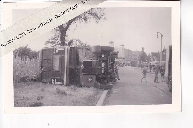 LONDON TRANSPORT - Stl811 - Bxd486 Toppled On Side - Photo - B21961 £1. ...