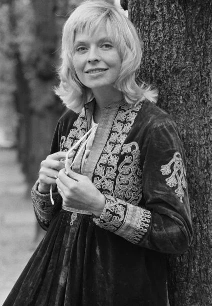 ENGLISH ACTRESS SUSANNAH York UK 20th October 1972 OLD PHOTO $8.50 ...