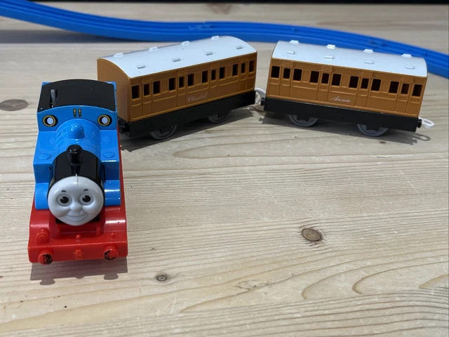 THOMAS TRACKMASTER THOMAS ANNIE AND CLARABEL Treno batteria EUR 7,03 ...