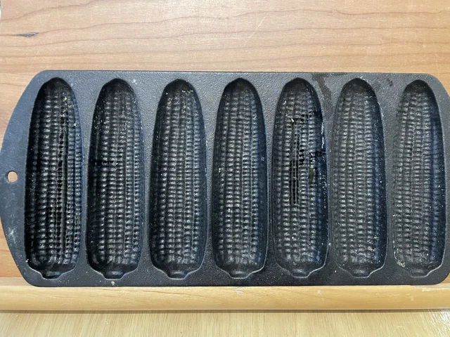 LODGE CORN ON the Cob 7 Ears Cast Iron # 2702 Cornbread Stick Muffin ...