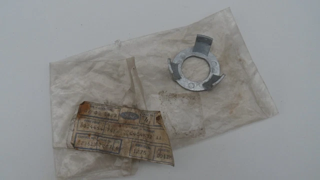 ORIGINAL NOS GENUINE Ford Capri MK11 Tailgate Boot Lock Fixing Clip ...