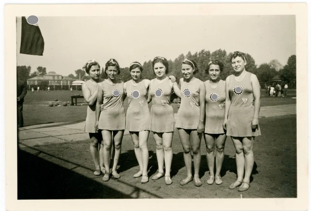JUNGE HÜBSCHE MÄDCHEN BDM in Reihe Sportkleidung Traumfoto Vintage EUR ...