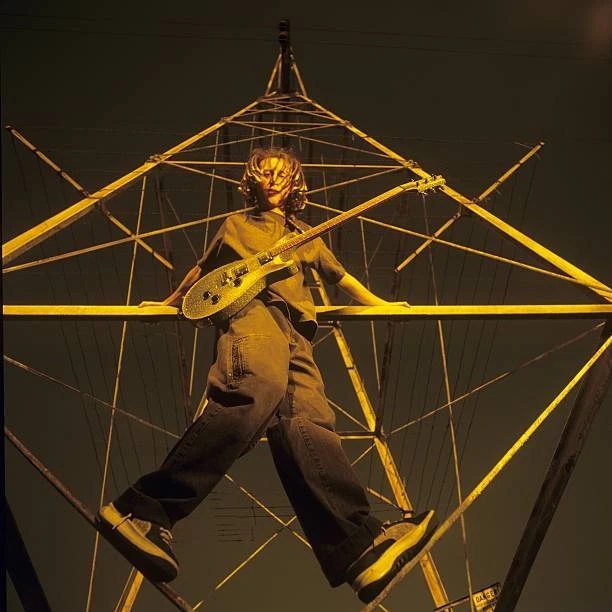 INCUBUS LEAD GUITARIST Mike Einziger poses for a July 1998 portrai ...