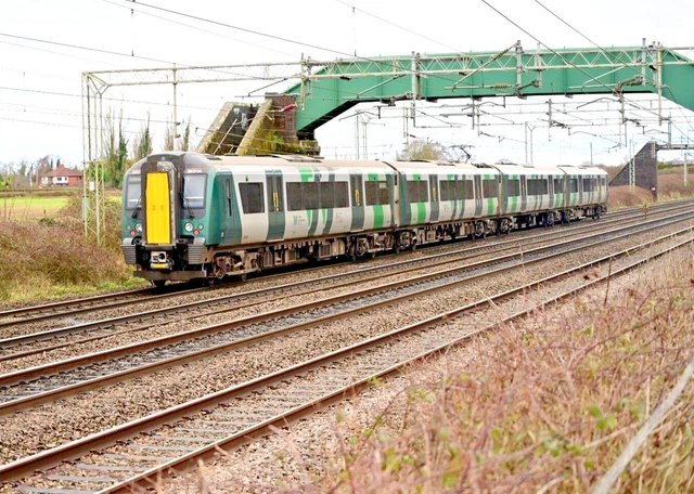 CLASS 350 NO 350114 in lnwr at crewe £1.20 - PicClick UK