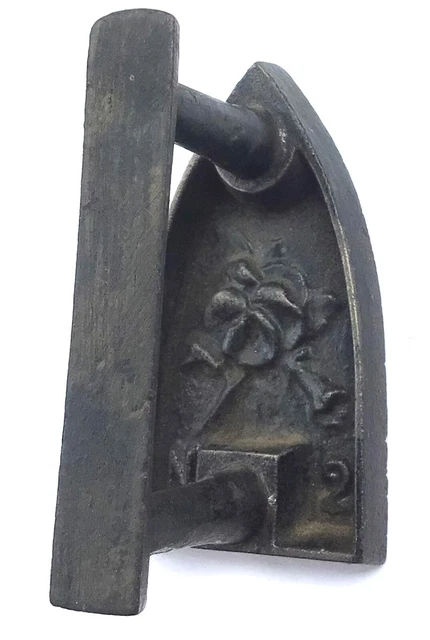 ANCIEN FER A REPASSER ROSE MINIATURE N°2 PRESSING IRON FERRO STIRO ...