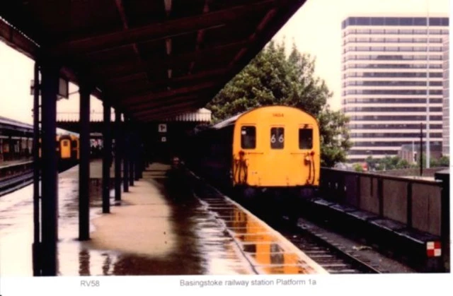 BASINGSTOKE RAILWAY STATION DEMU platform 1a 1980s £0.90 - PicClick UK