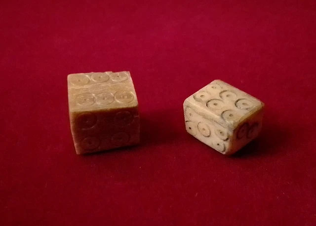 #131 - A pair of Roman bone gaming dice. 1st-3rd century. Dadi romani ...