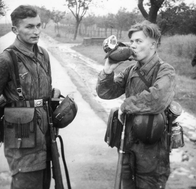 WW2 PHOTO WWII German Fallschirmjäger Break Time World War Two ...