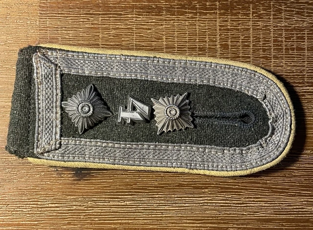 ORIGINAL WEHRMACHT SOLDIERS Epaulettes Uniform WW2 WW2 German Reich £5. ...