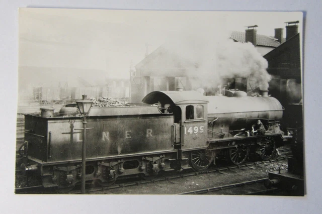 RWY1704 - 1933 LNER Locomotive 1495 SCARBOROUGH Railway Yard Shed ...