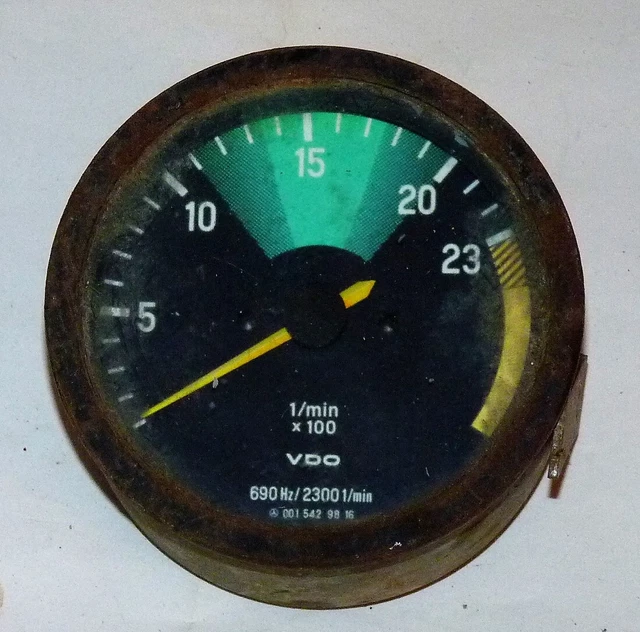 ANCIEN COMPTE TOUR MOTEUR MARIN VDO 1/MIN 890 HZ/ 23001/min / FOND NOIR ...
