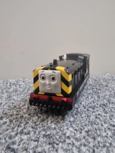 TOMY THOMAS & Friends Trackmaster - MAVIS Battery Powered Train 2002 £4 ...