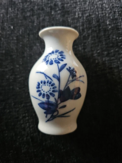 VINTAGE BLUE AND White Chinese Porcelain Kwangdong Mini China Vase $11. ...