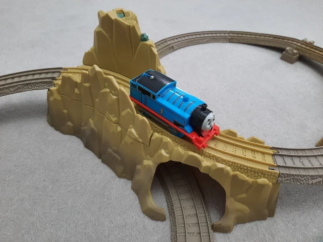 THOMAS AND FRIENDS trackmaster track figure of 8 with mountain tunnel £ ...