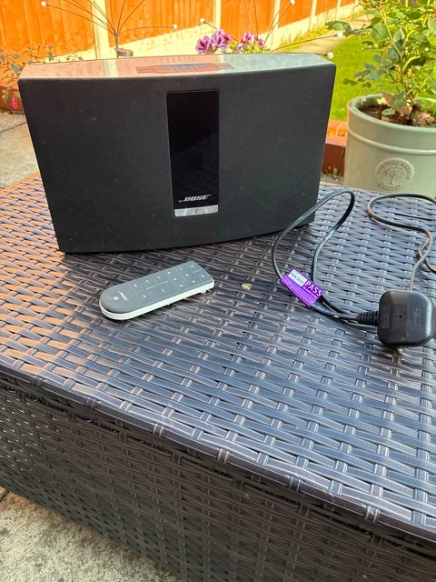 BOSE SOUNDTOUCH 20 Wi-Fi AirPlay Speaker Black & White With Remote £30. ...