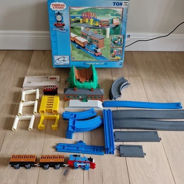 TOMY THOMAS TRACKMASTER motorised battery operated Train Set with Train ...