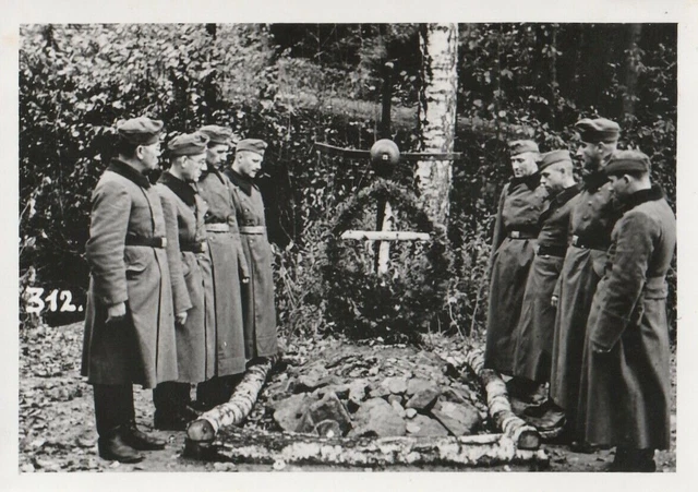 FOTOS WEHRMACHT SOLDATEN Begräbnis Feldfriedhof Stahlhelm Grab 2WK ...