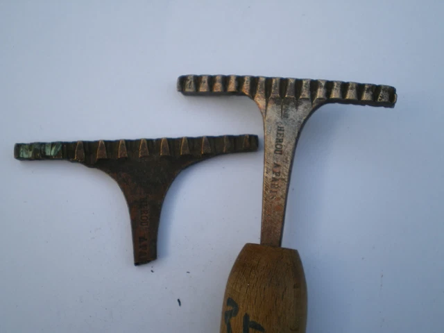 2 FERS À Dorer en Bronze ,Signé HEROU PARIS ,Outil Ancien ,Relieur ...