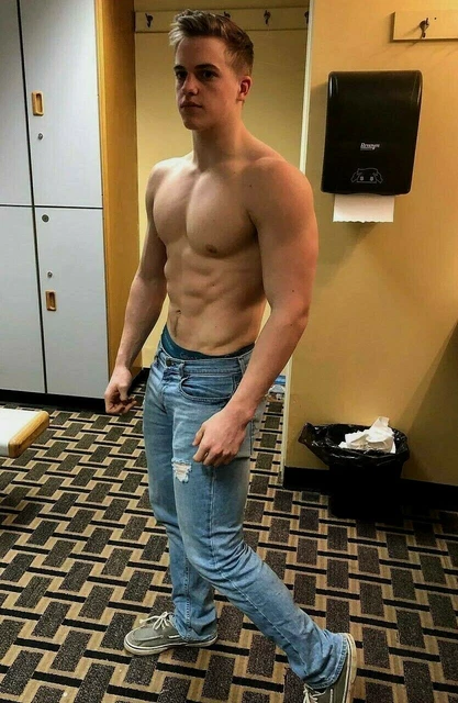 Shirtless Male Young Locker Room Gym Jock Hunk Chest Beefcake Photo 4x6
