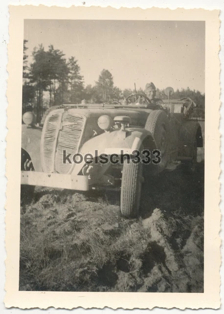 FOTO SOLDAT DER Wehrmacht im Adler Kübelwagen PKW mit Notek Tarnlampe ...