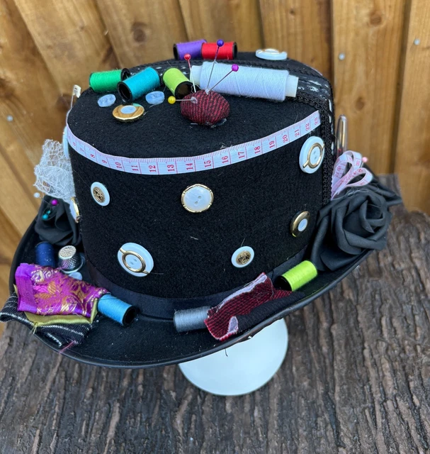 BLACK STEAMPUNK TOP Hat Seamstress Cotton Roses Pins Fabric 57cm (25) £ ...