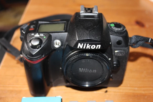 APPAREIL PHOTO REFLEX numérique 6,1 mégapixels Nikon D70 avec batterie, chargeur USB, carte CF 4 ...