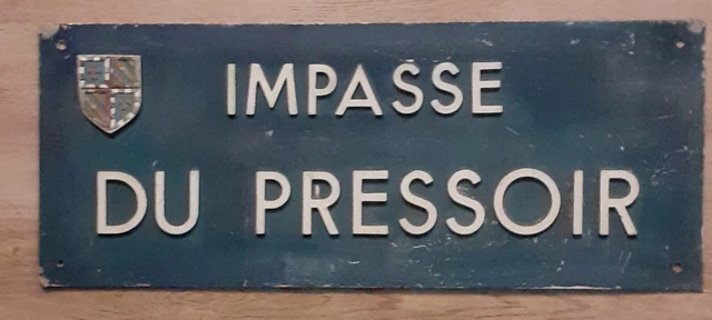 ANCIENNE PLAQUE DE rue aluminium ancienne ..IMPASSE DU PRESSOIR..blason ...