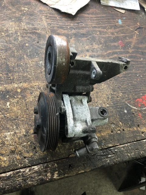RANGE ROVER P38 2.5 BMW Diesel Steering Pump With Bracket (94-02) £40. ...
