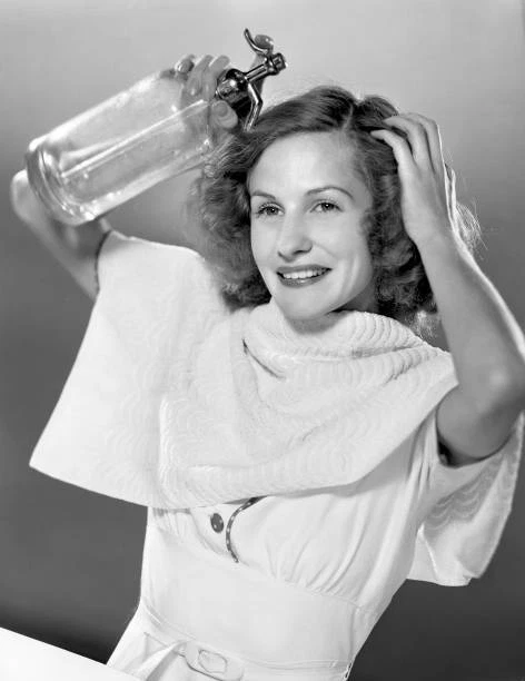 RADIO ACTRESS JOAN Tompkins demonstrates some beauty tips Joan T 1940s ...