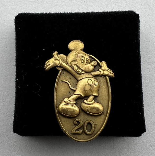 DISNEY CAST MEMBER Exclusive Mickey Mouse 20 Year Service Award Pin 1st ...