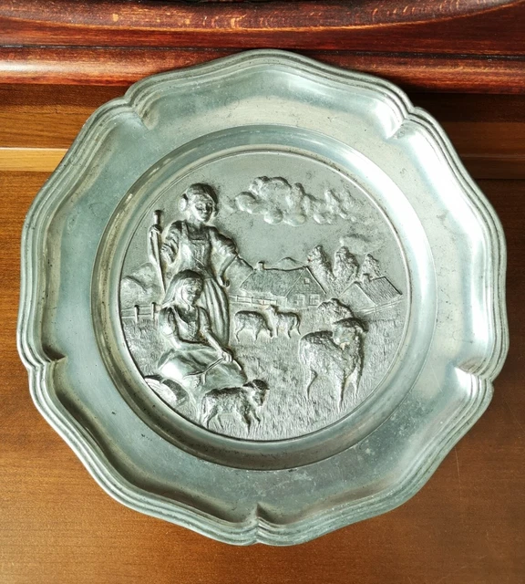 VINTAGE ASSIETTE MURALE Déco en Étain avec Scène Paysanne Décor Paysan Moutons EUR 29,00 ...