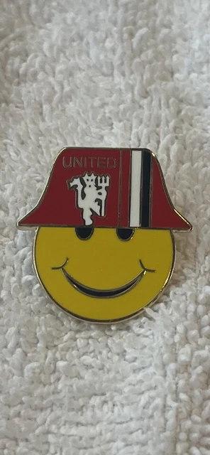 MANCHESTER UNITED SMILEY Face Emoji Badge MUFC Red Devils ManUtd MUFC ...