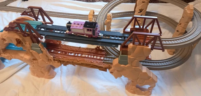 TRACKMASTER THOMAS & Friends Broken Mountain Bridge Set with Rosie Loco ...