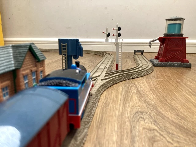 THOMAS AND FRIENDS Trackmaster Tomy Station with Water Tower and Signal ...